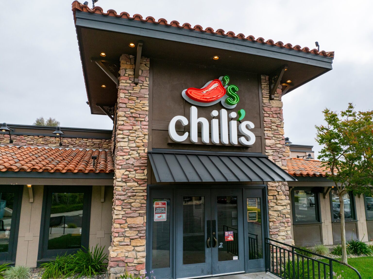 11 Worst Restaurant Chains and 9 You Should Eat at Instead